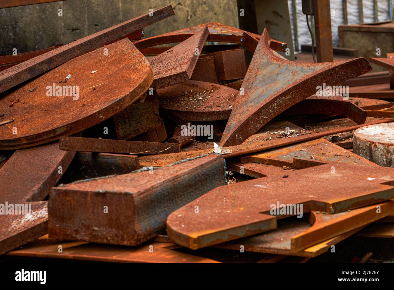 Pile of rusted scrap steel metal Stock Photo - Alamy