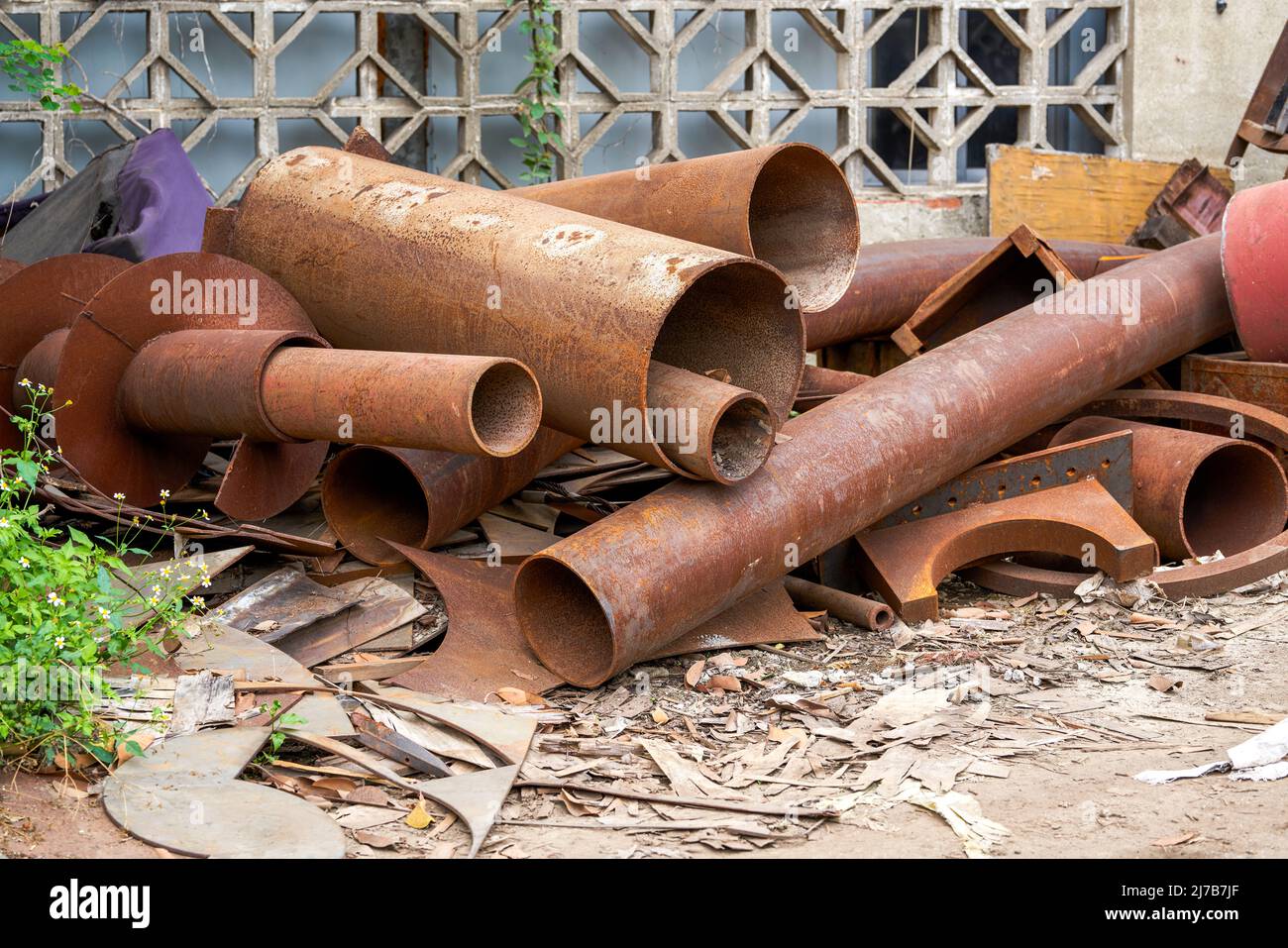 Pile of rusted scrap steel metal Stock Photo - Alamy