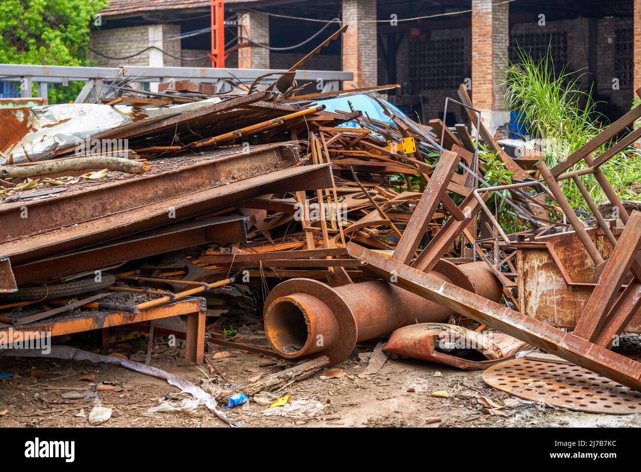 Pile of rusted scrap steel metal Stock Photo - Alamy