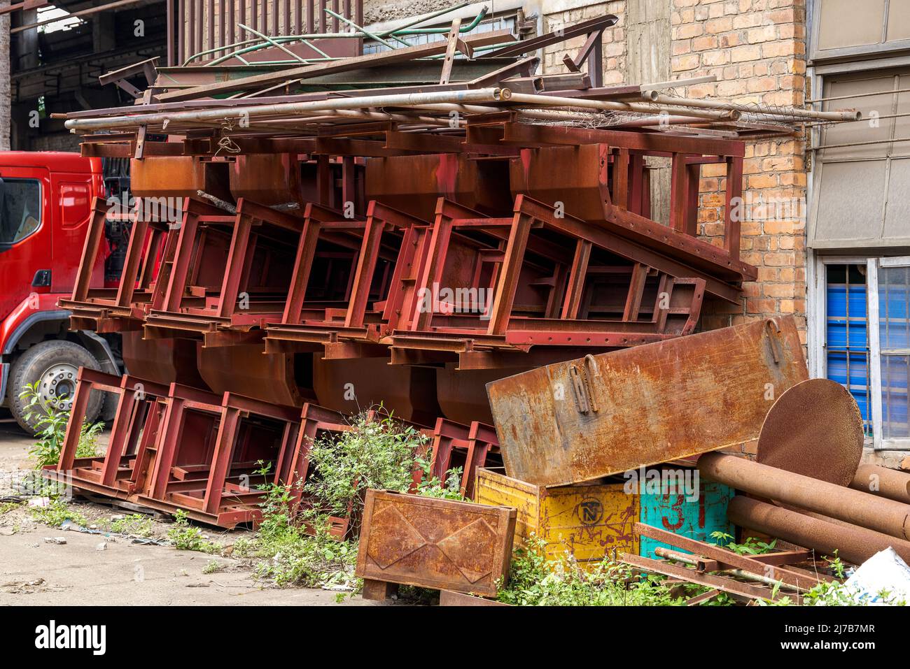 Mixed metal scrap hi-res stock photography and images - Alamy