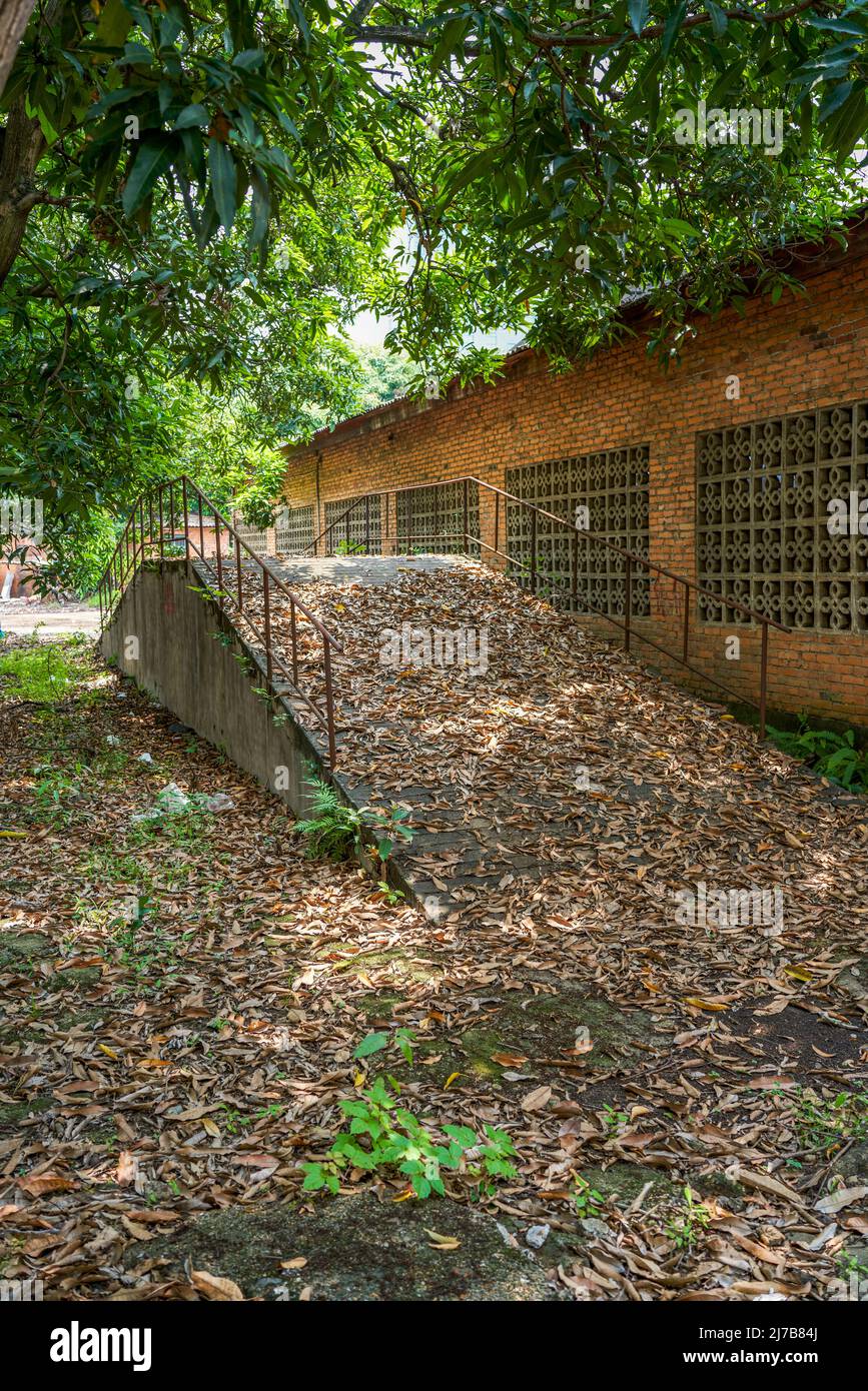 An abandoned car overhaul platform ramp Stock Photo - Alamy