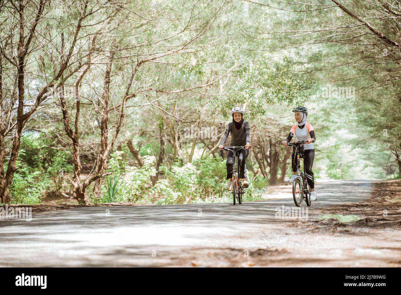 Women enjoying cycling hi-res stock photography and images - Alamy