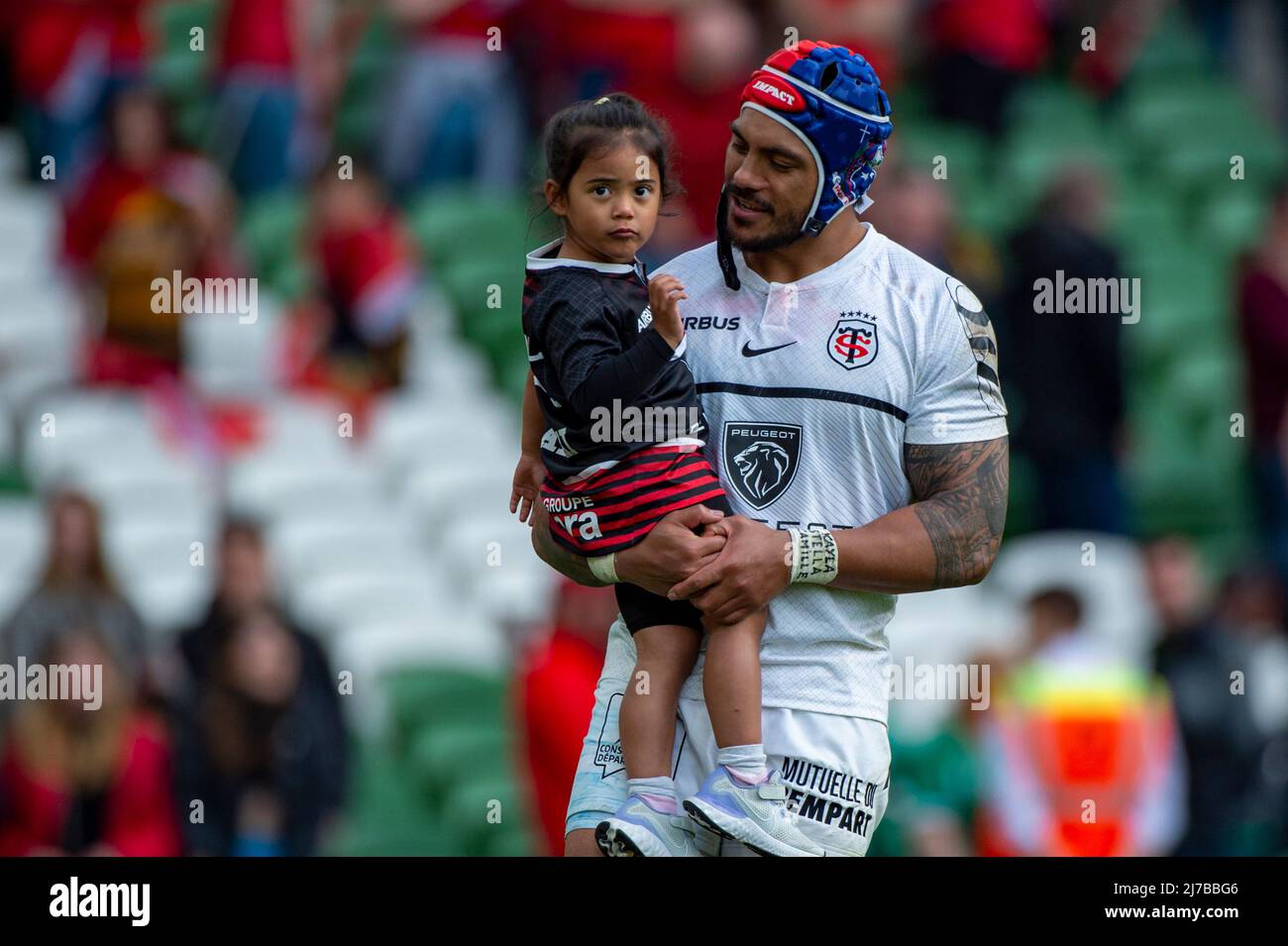 Pita Ahki of Toulouse celebrates with his daughter after the Heineken ...