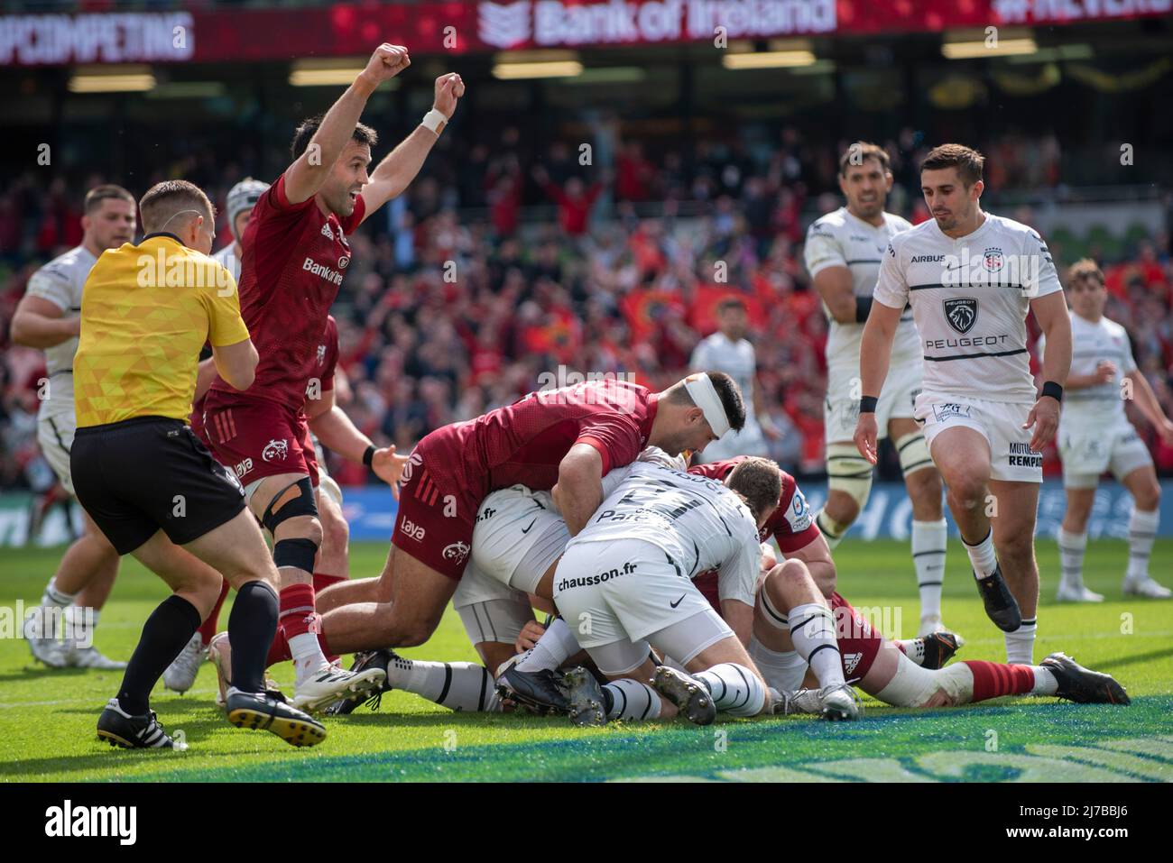 Mike Haley of Munster scores a try during the Heineken Champions Cup ...