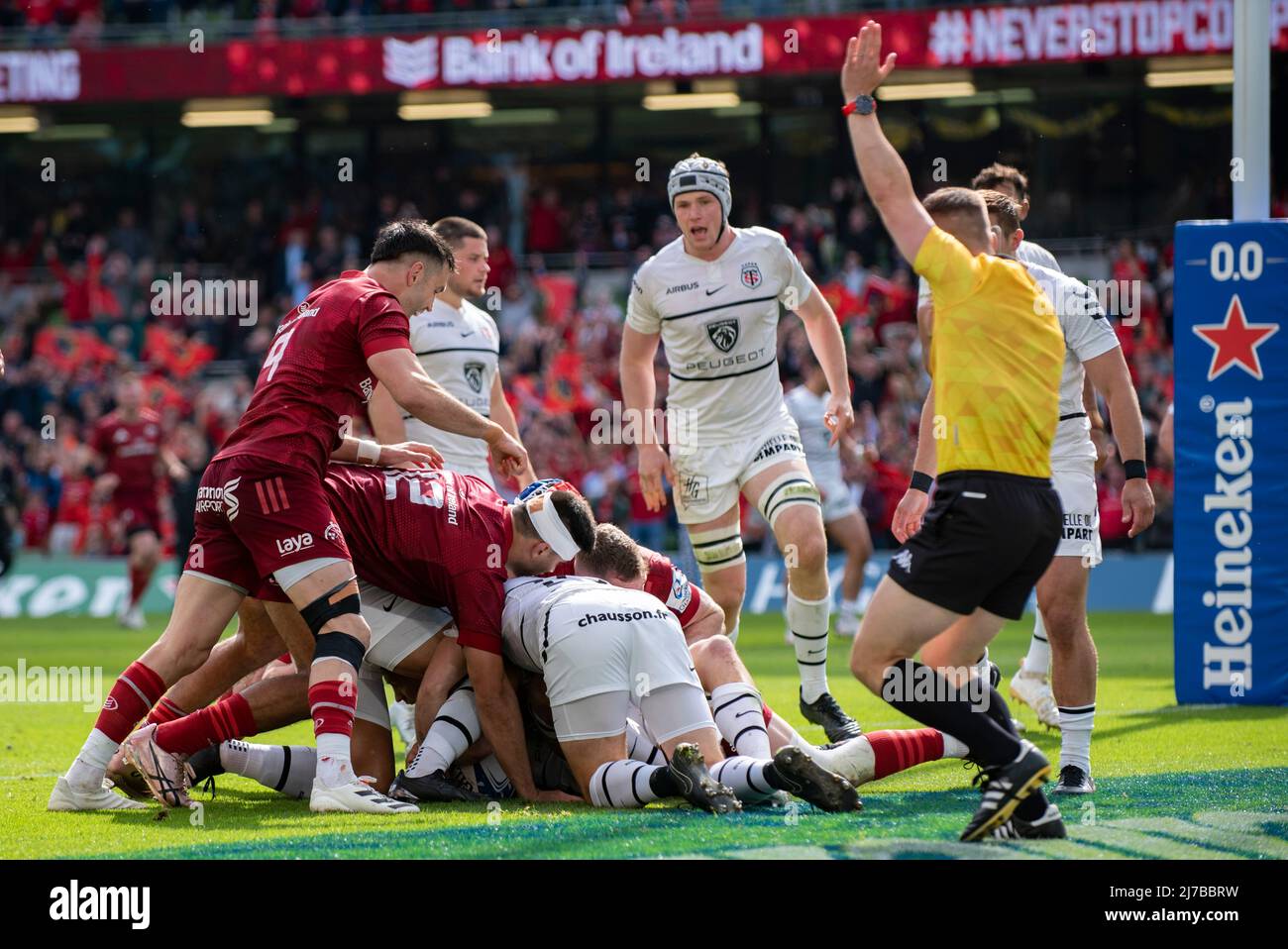 Mike Haley of Munster scores a try during the Heineken Champions Cup ...