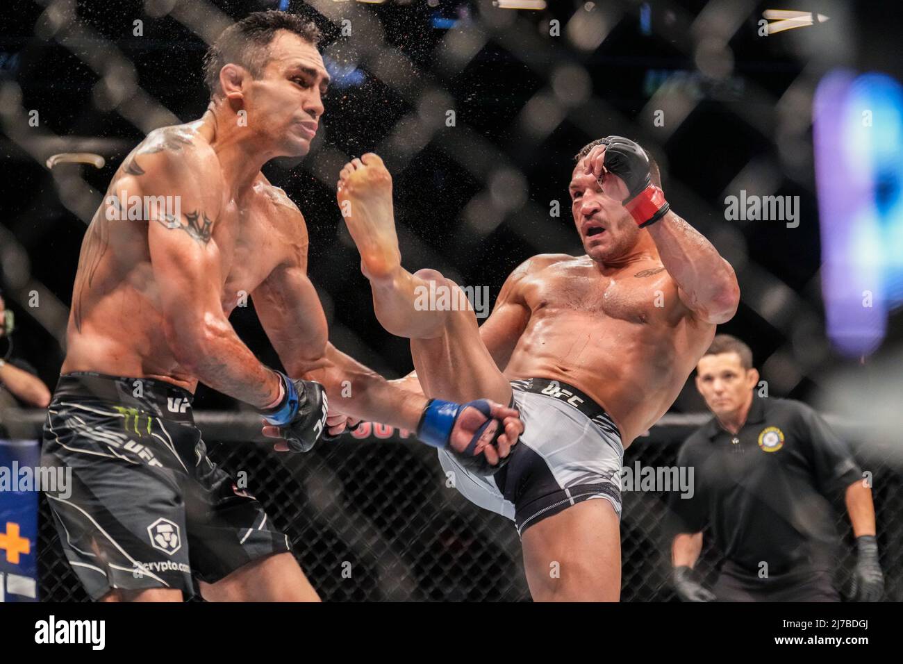 Michael chandler knockout hi-res stock photography and images - Alamy