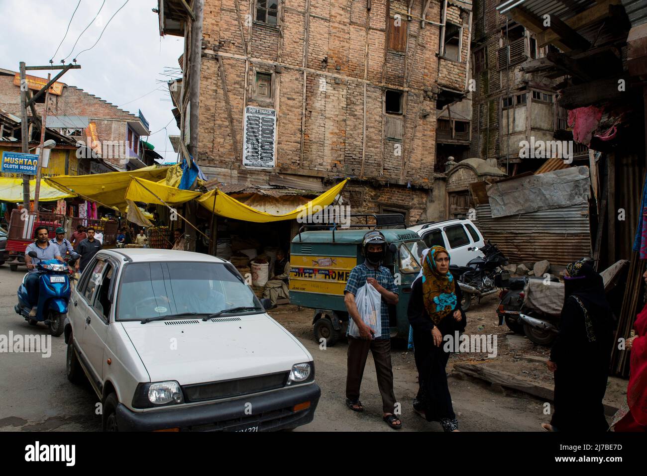 Downtown srinagar hi-res stock photography and images - Alamy