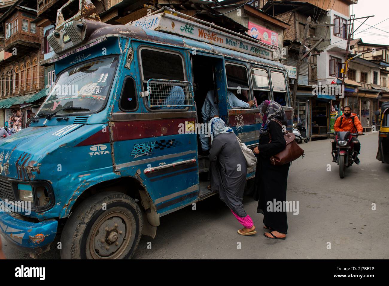 Srinagar bus hi-res stock photography and images - Alamy
