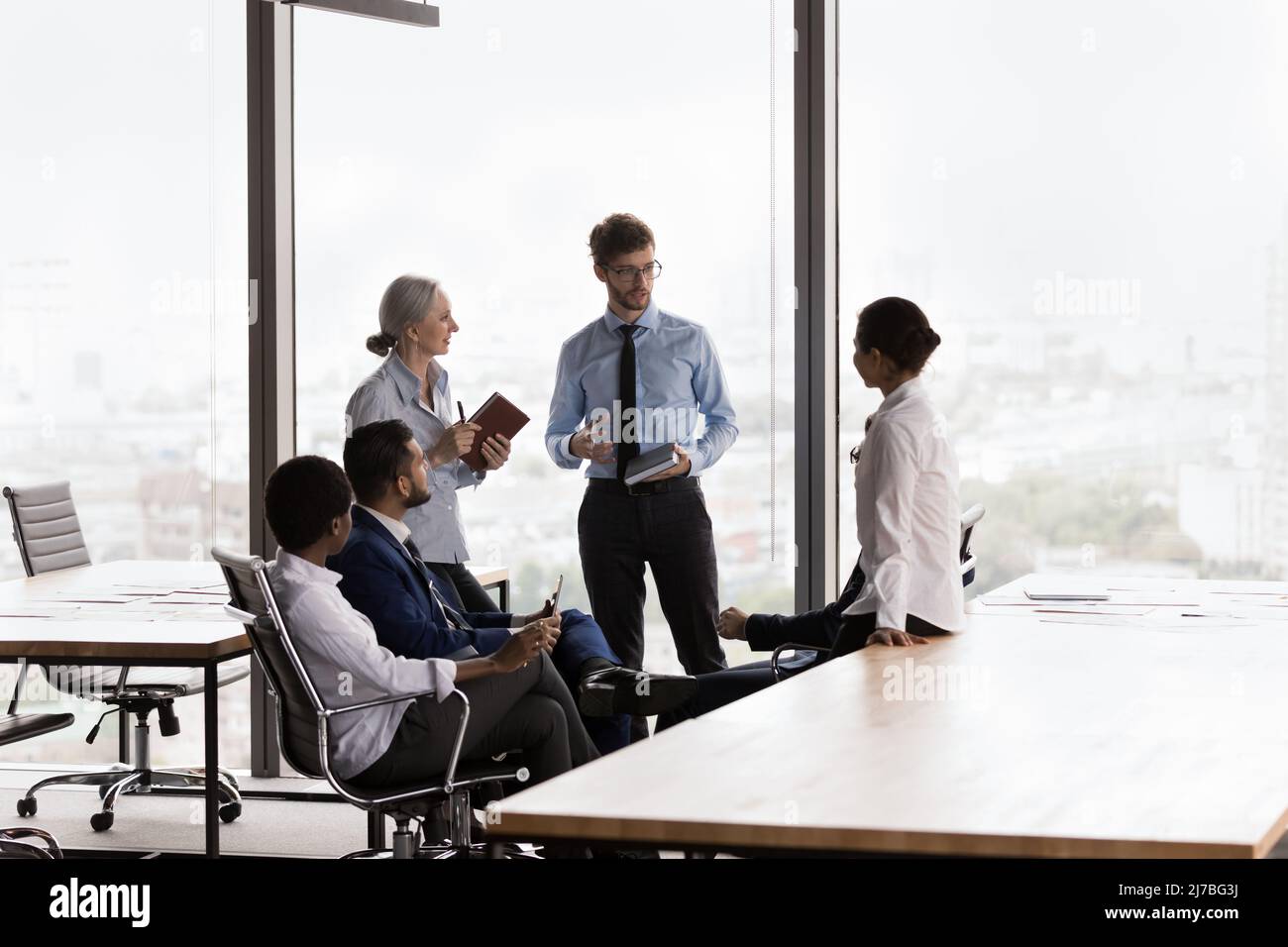 Group young diverse managers hi-res stock photography and images - Alamy