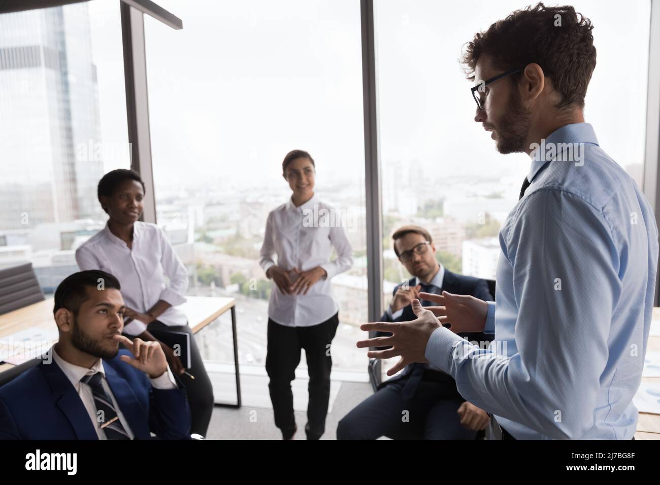 Business people training circle hi-res stock photography and images - Alamy