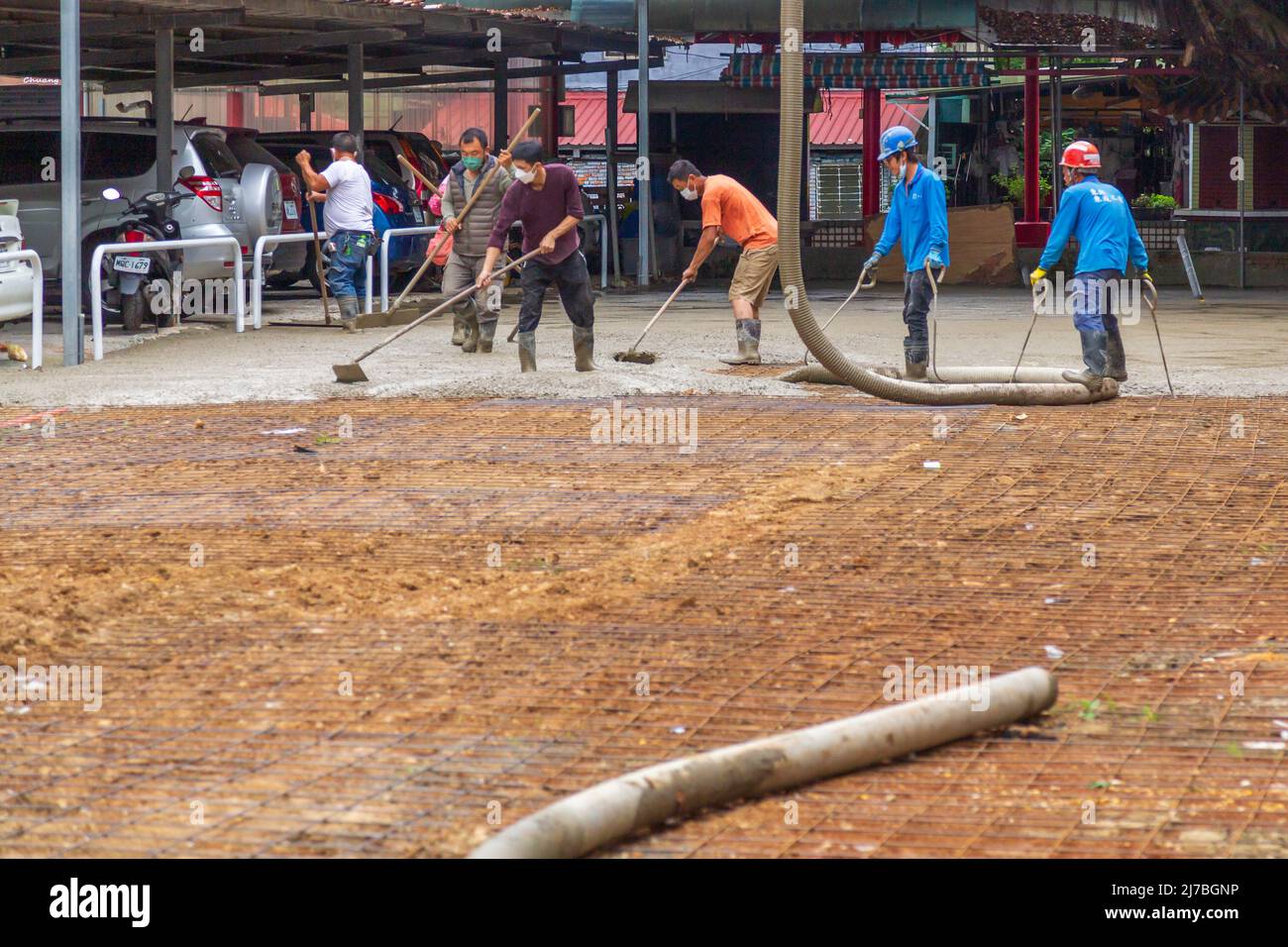 Workers laying cement for construction work Stock Photo - Alamy