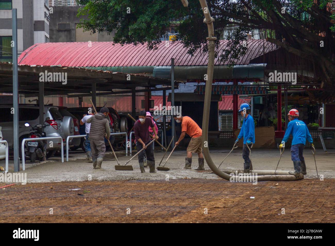 Workers laying cement for construction work Stock Photo - Alamy