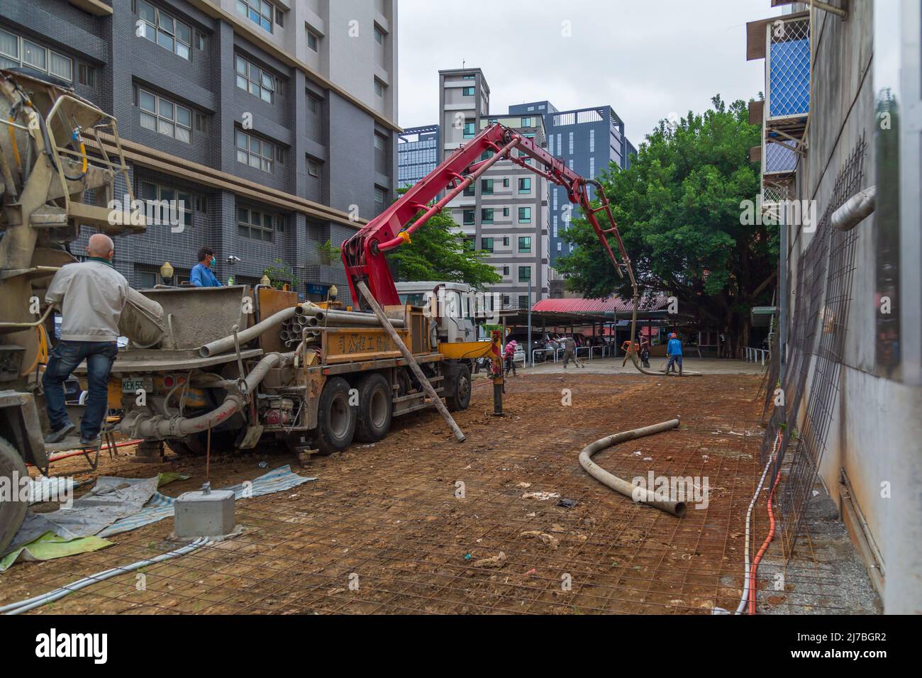 Workers laying cement for construction work Stock Photo - Alamy