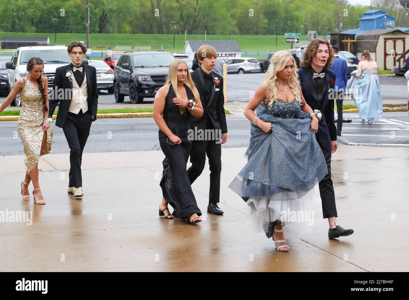 Couples arrive at the Shikellamy High School Prom Walk in the rain ...