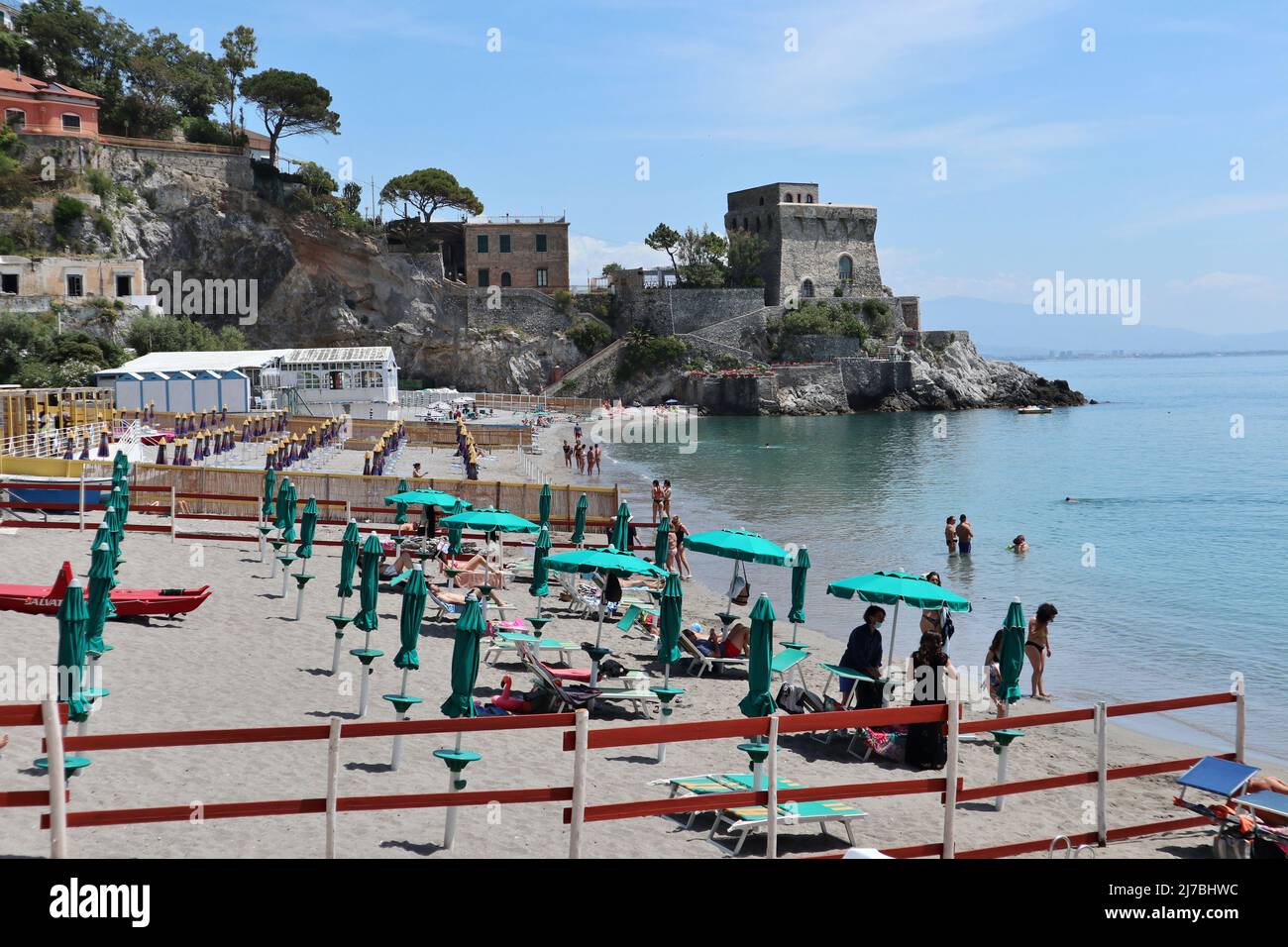 Erchie - Turisti sulla spiaggia Stock Photo - Alamy