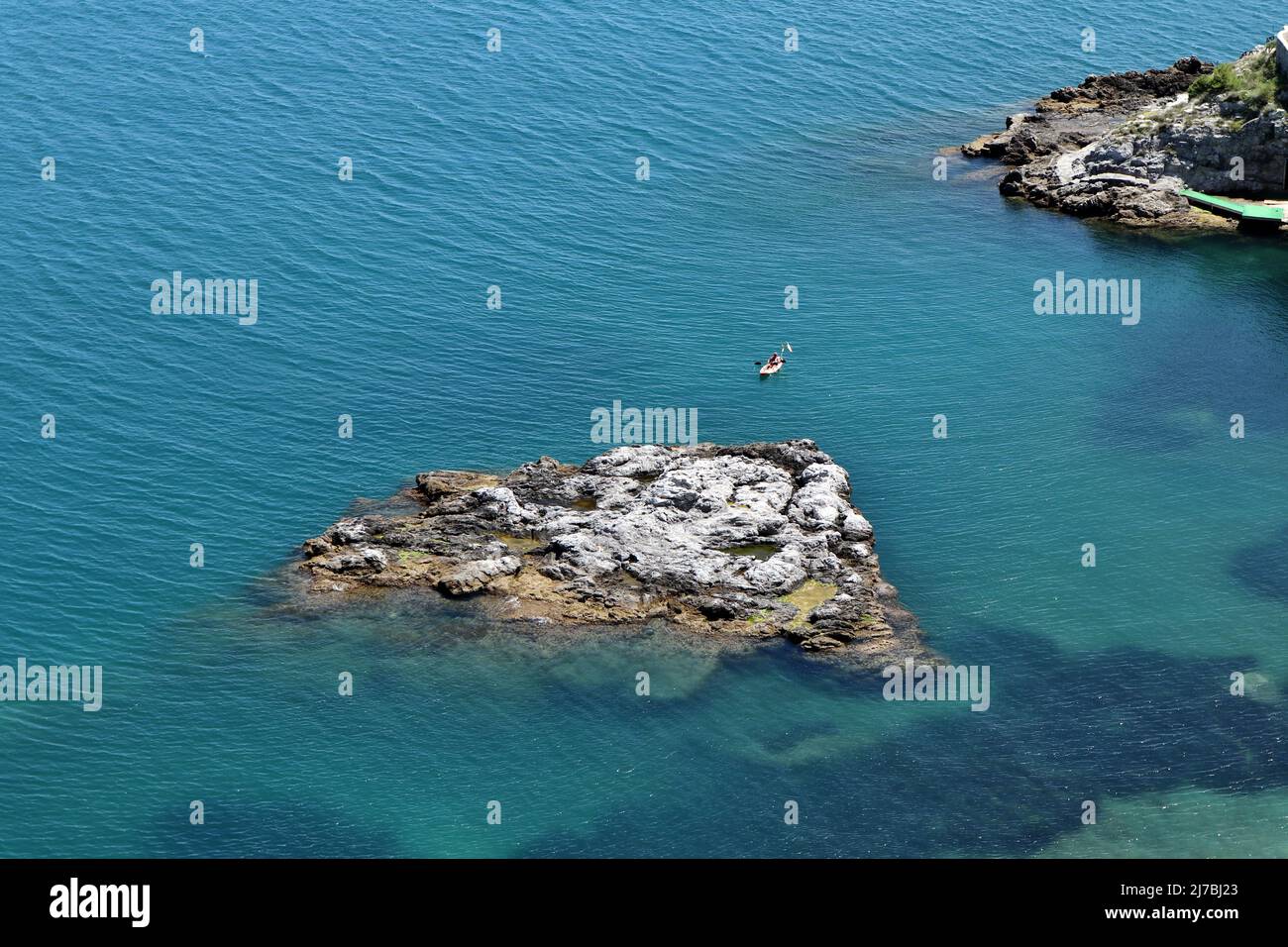Erchie - Scoglio alla Spiaggia del Cauco dalla strada costiera Stock ...