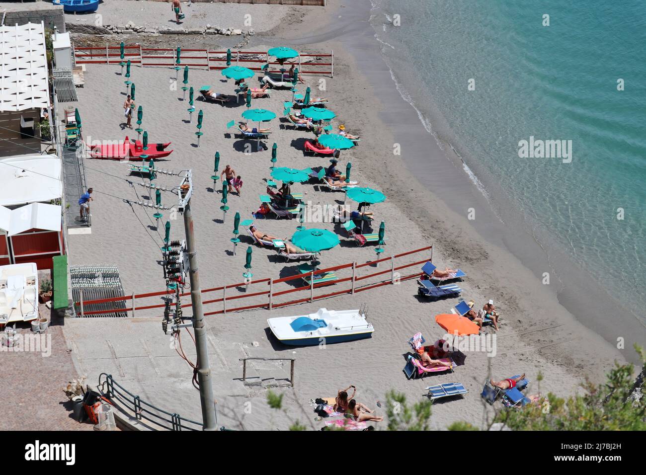 Erchie - Scorcio della spiaggia dalla cava abbandonata Stock Photo - Alamy