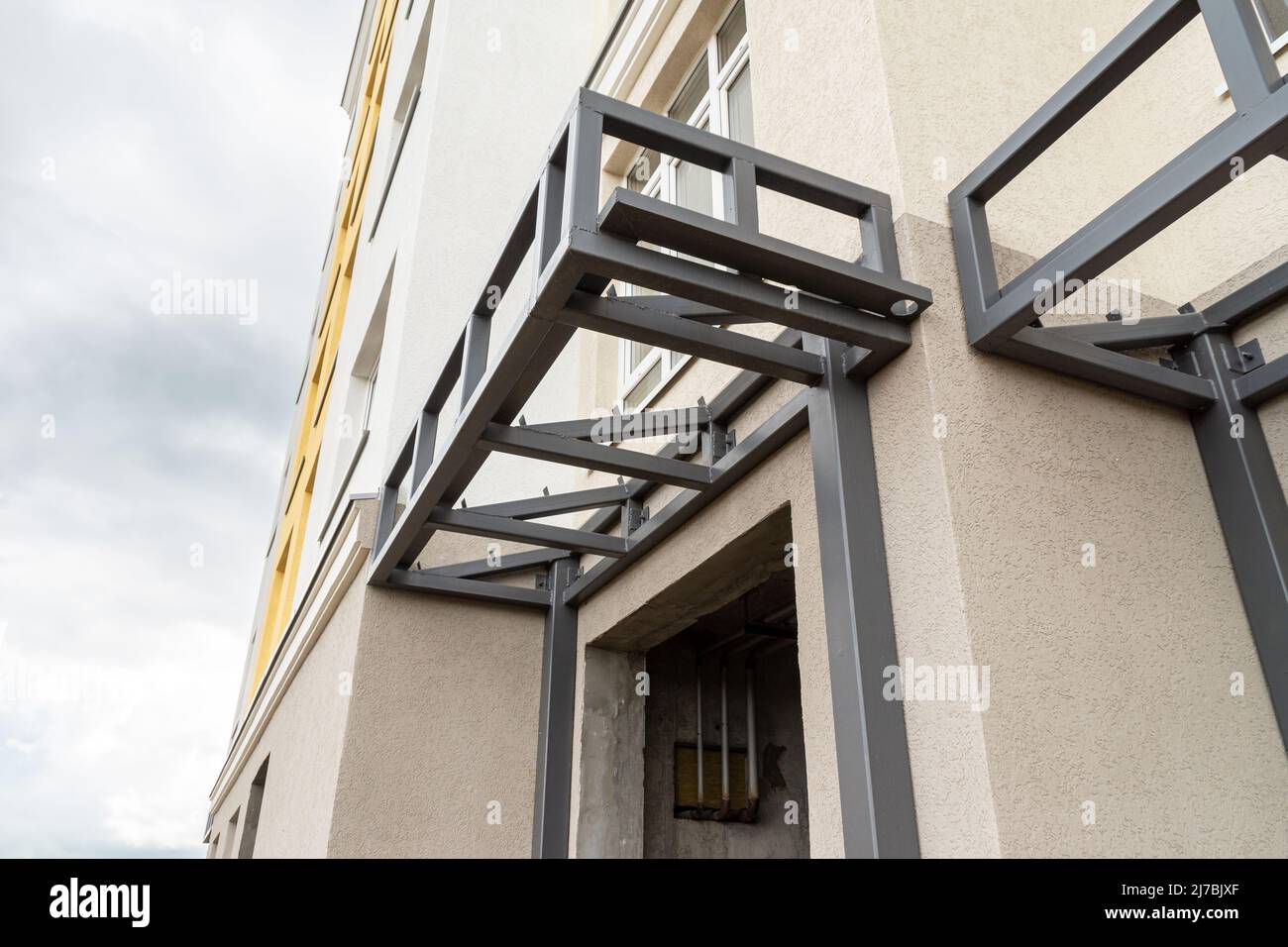 Modern architecture canopy entrance hi-res stock photography and images ...