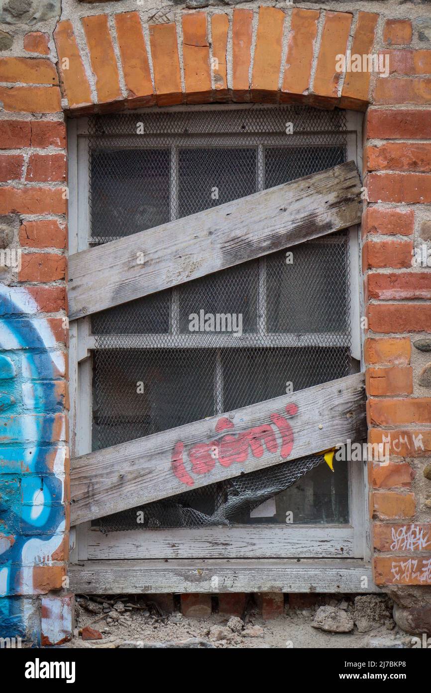 Rotten wooden window hi-res stock photography and images - Alamy