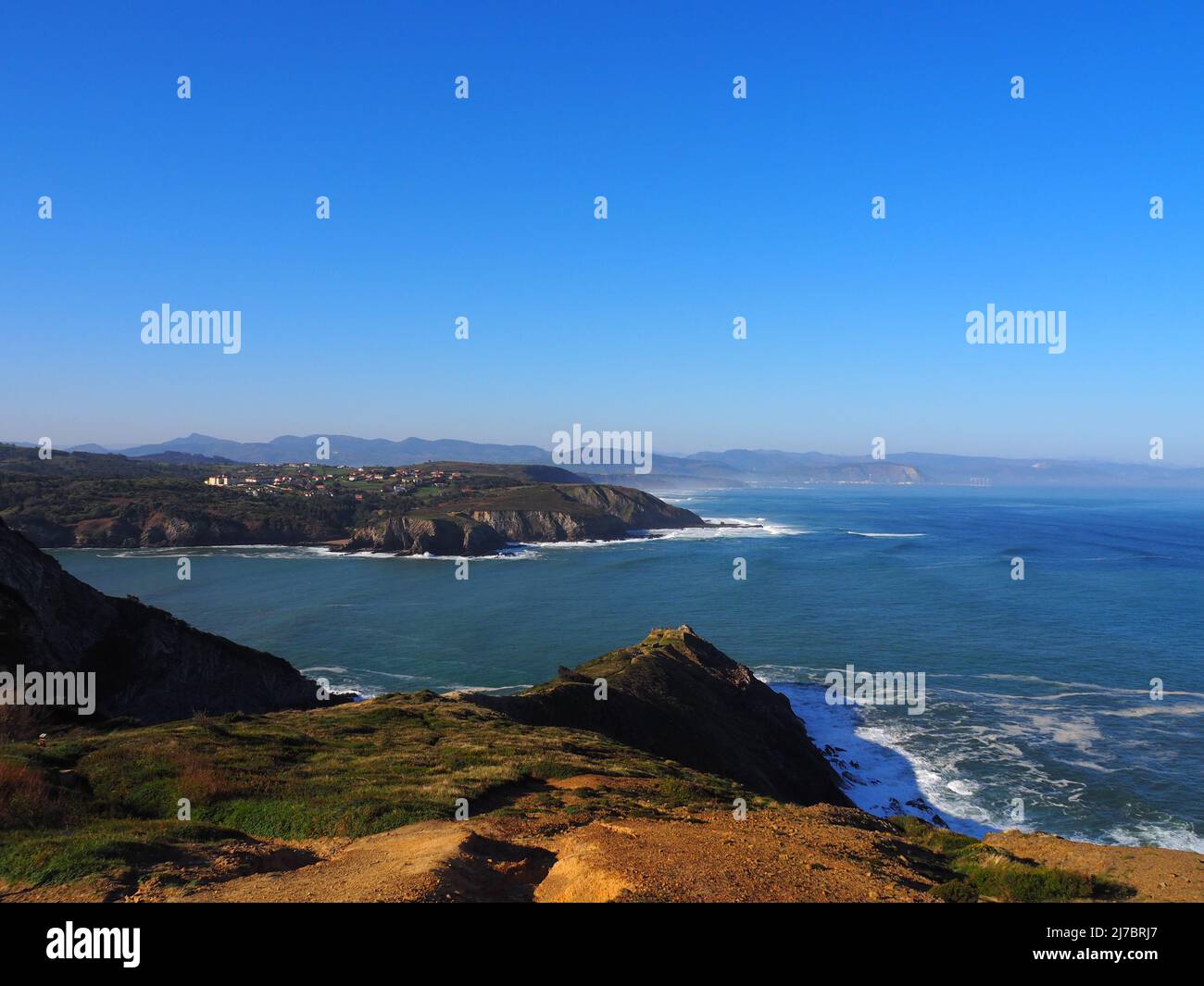 Route to the Gorliz Lighthouse, from the beach and between cliffs ...