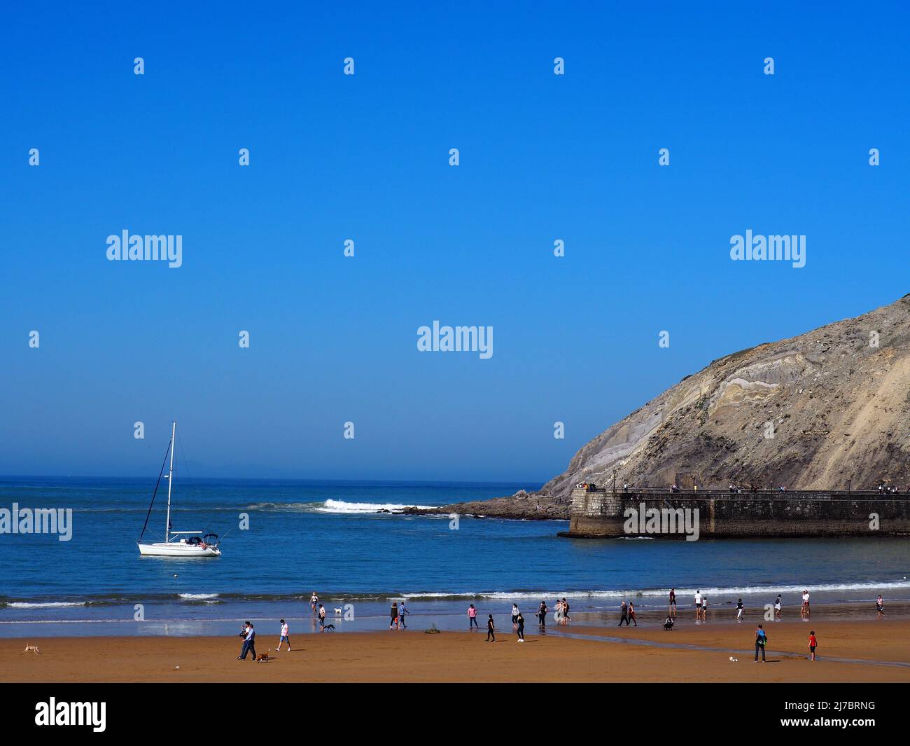 Route to the Gorliz Lighthouse, from the beach and between cliffs ...