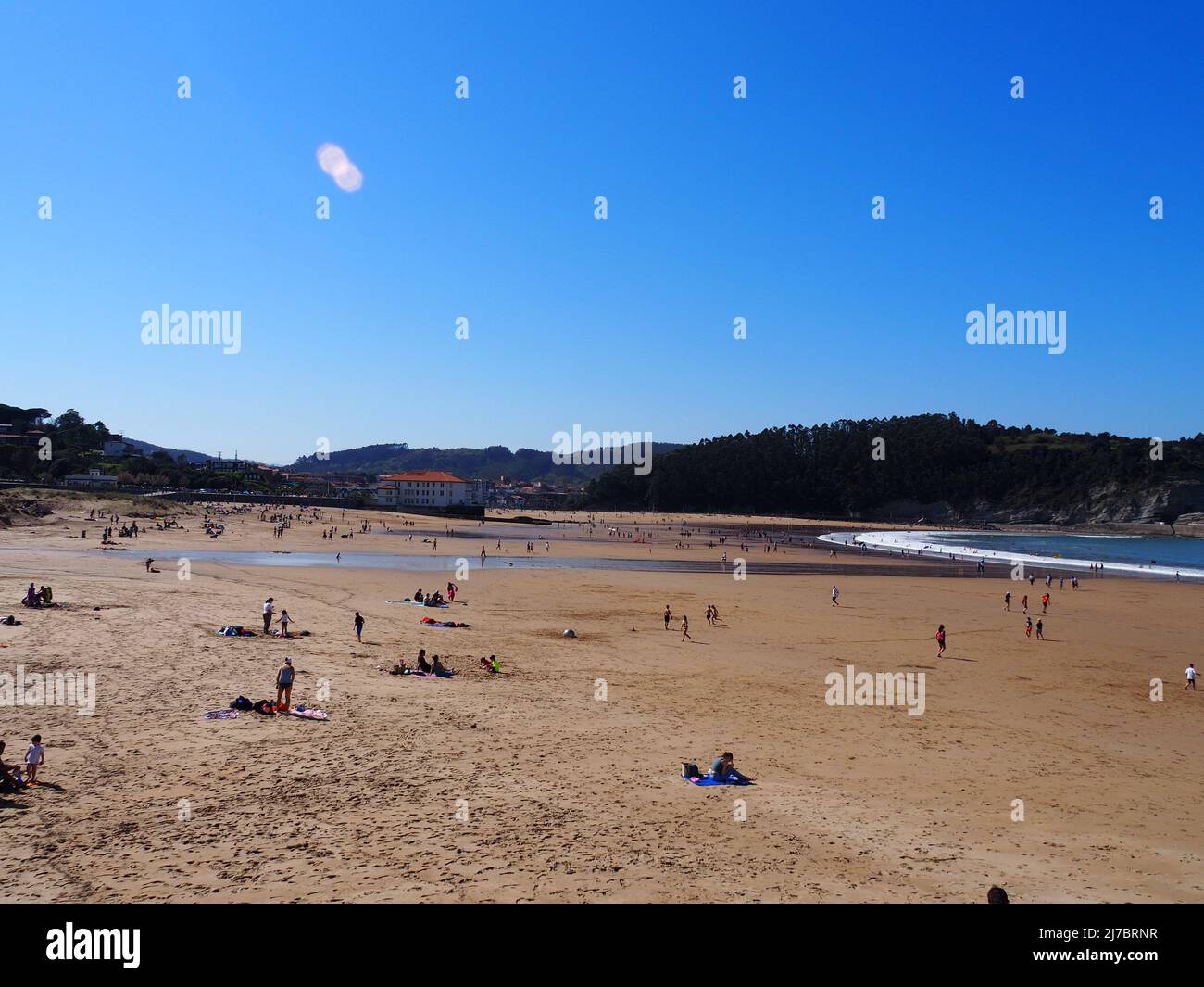 Route to the Gorliz Lighthouse, from the beach and between cliffs ...