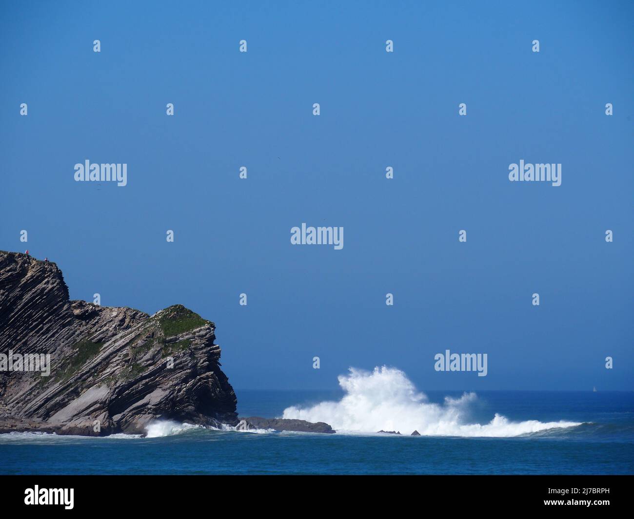 Route to the Gorliz Lighthouse, from the beach and between cliffs ...