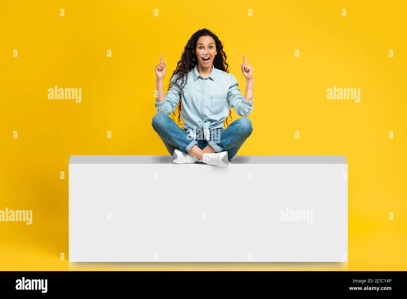 Woman middle finger up hi-res stock photography and images - Alamy