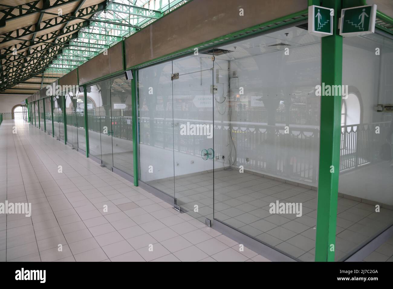 Empty market hi-res stock photography and images - Alamy