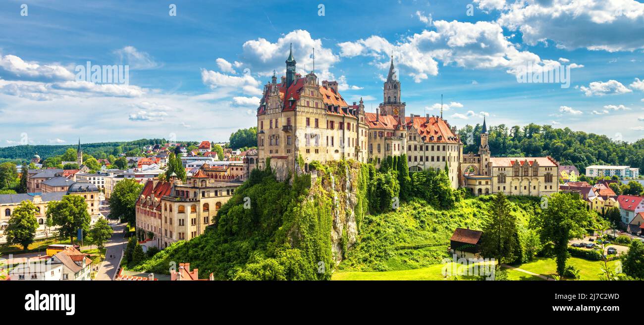 City skyline landscape hi-res stock photography and images - Alamy