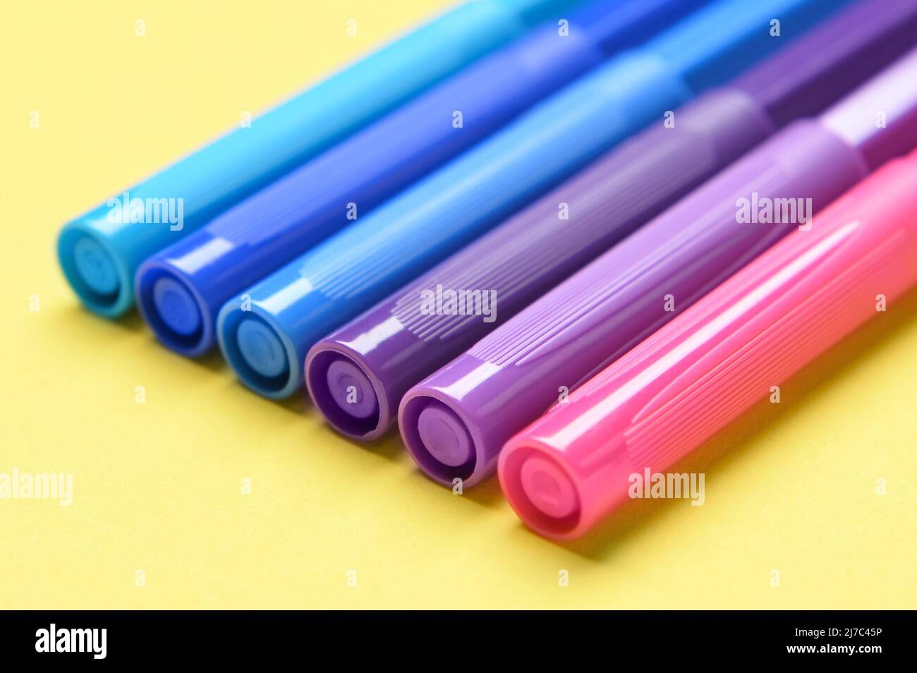 Felt tip pens on yellow background, closeup Stock Photo - Alamy