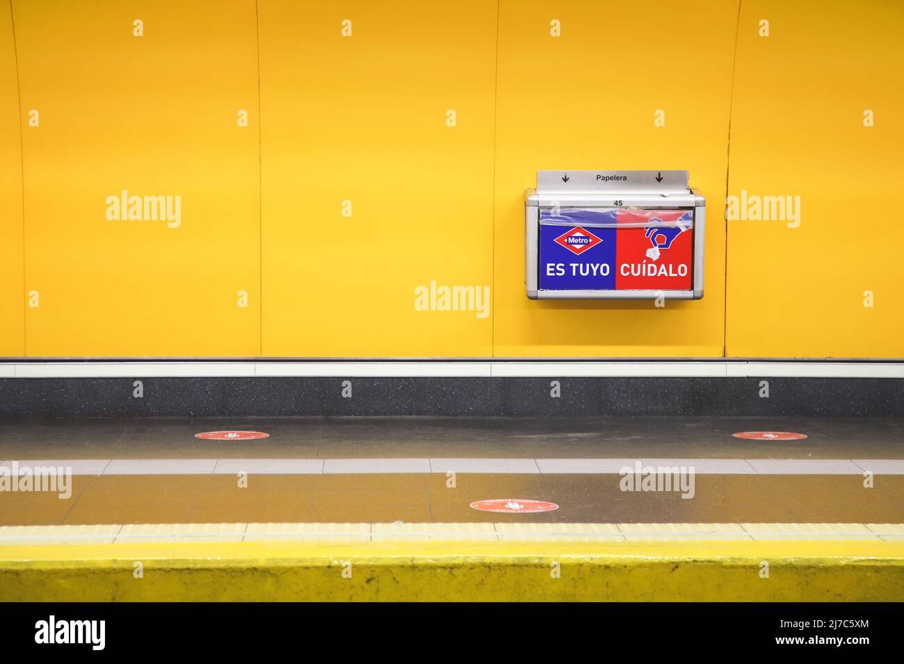 Yellow metro sign hi-res stock photography and images - Alamy