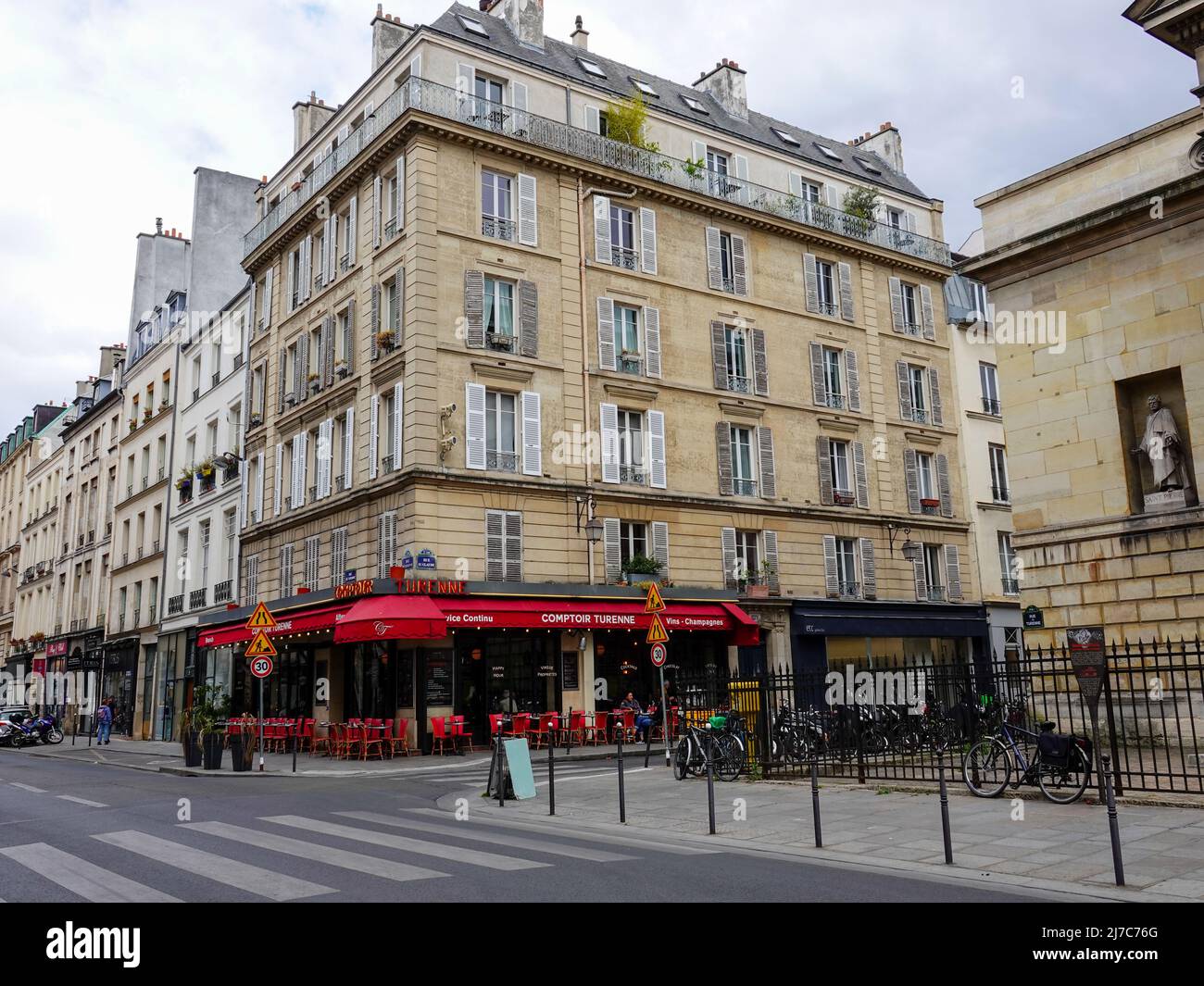 Corner building cafe paris hi-res stock photography and images - Alamy
