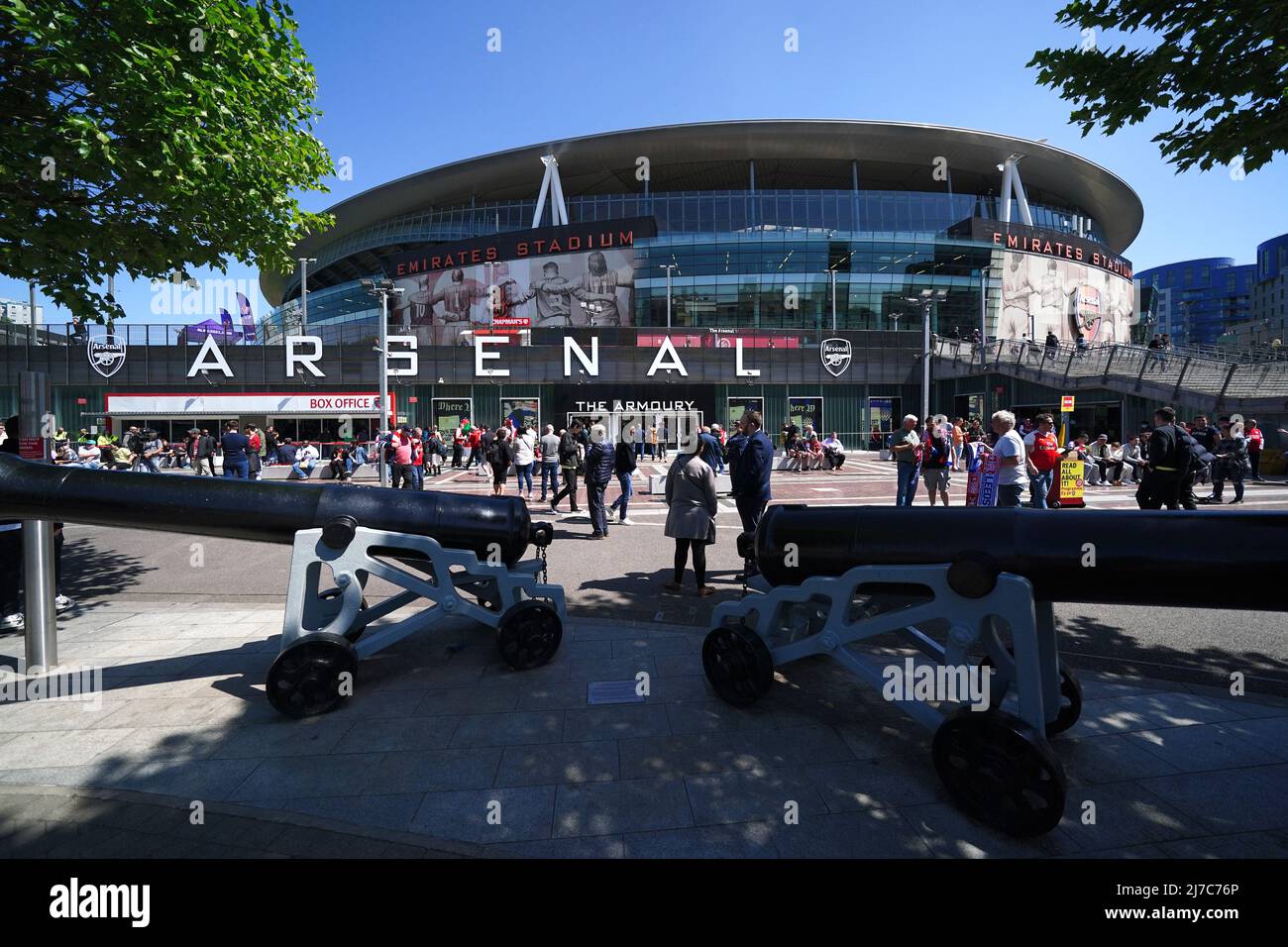 Arsenal stadium cannons hi-res stock photography and images - Alamy