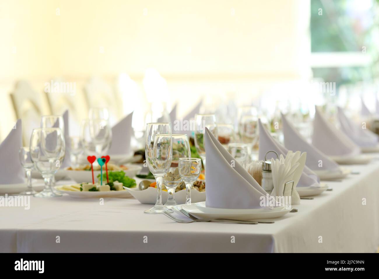 White Table arrangement in an expensive restaurant Stock Photo - Alamy