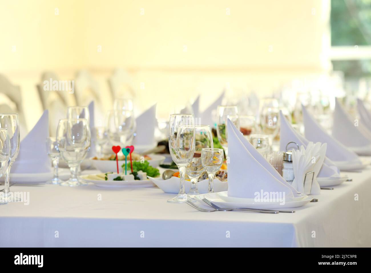 White Table arrangement in an expensive restaurant Stock Photo - Alamy