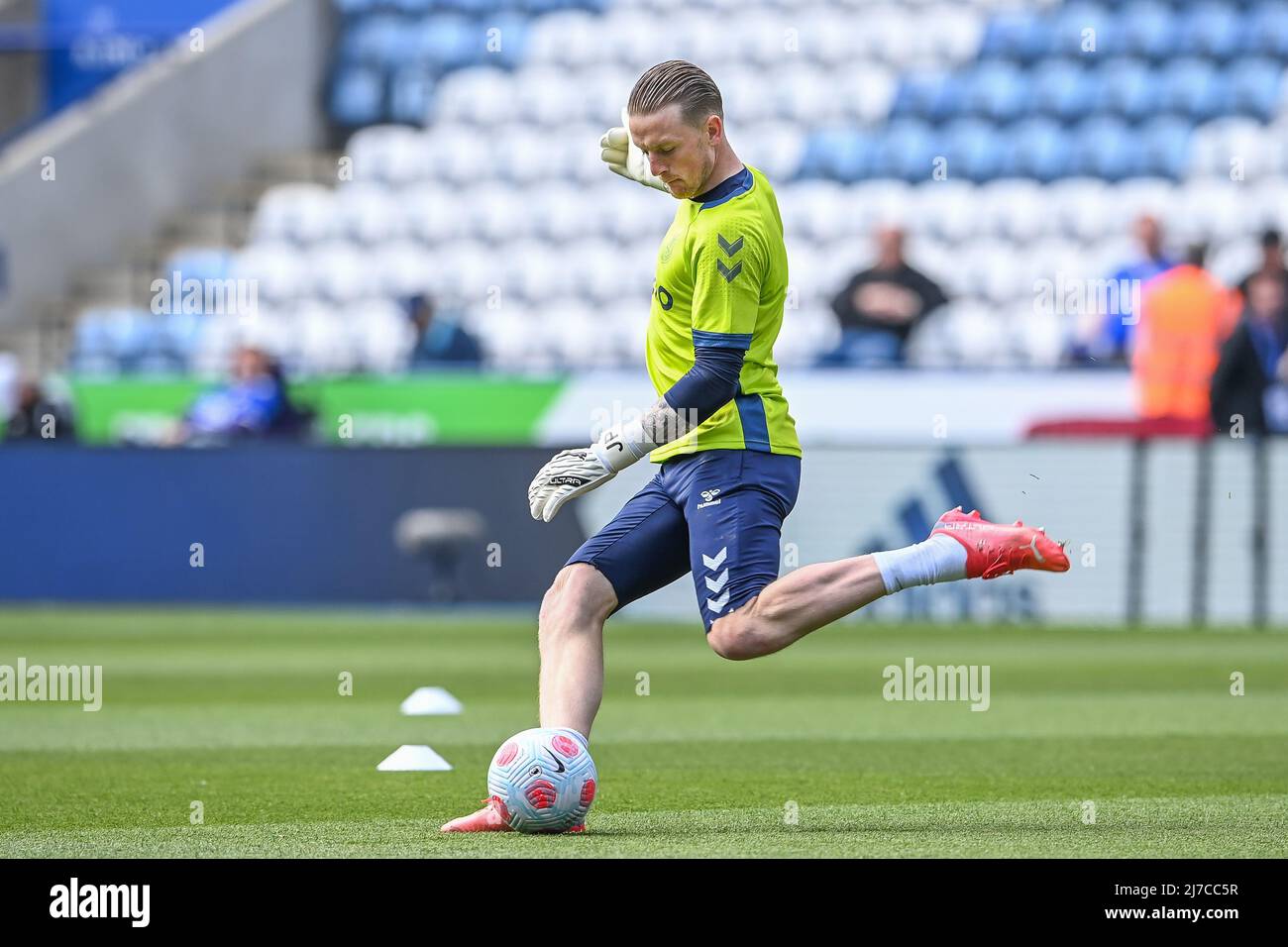 Jordan Pickford #1 of Everton in action during the pre-game warmup in ...