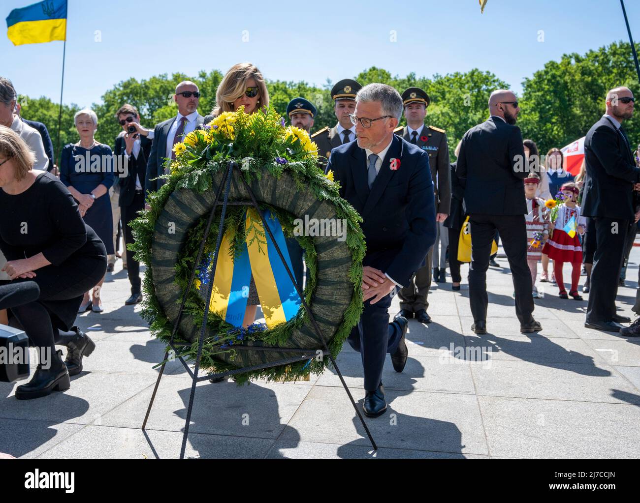 08 May 2022, Berlin: Andrij Melnyk (M), Ambassador of Ukraine to ...