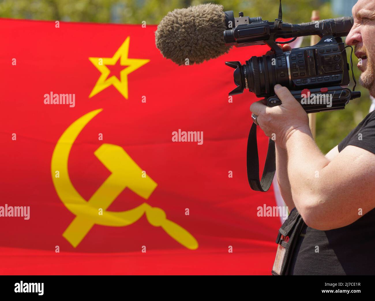 08 May 2022, Hessen, Frankfurt/Main: A cameraman films in front of a ...