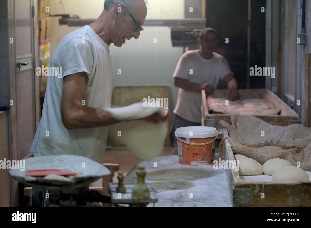(220508) -- VALLETTA, May 8, 2022 (Xinhua) -- Bakers make traditional ...