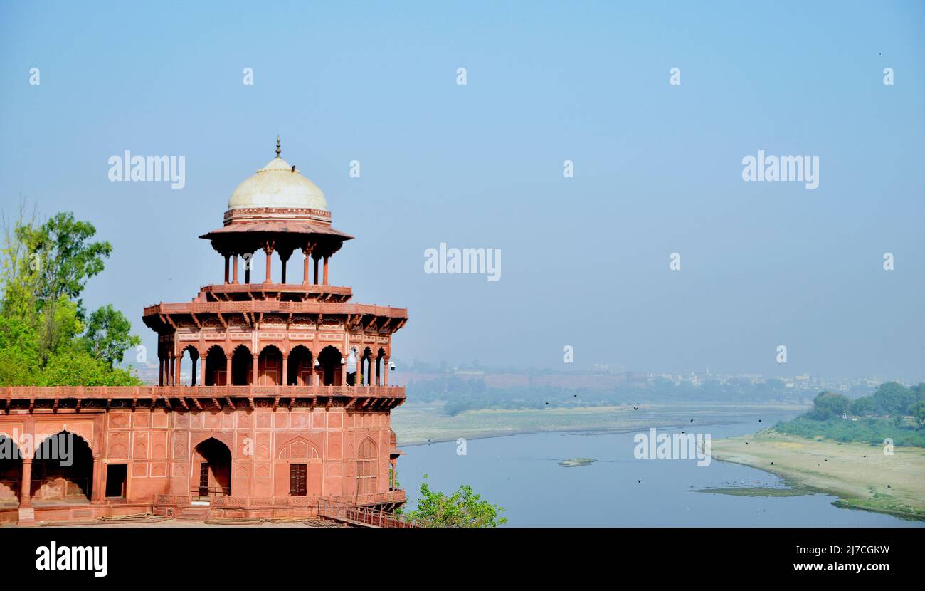 Sandstone Dome at the corner of the surrounding boundary of the Taj ...
