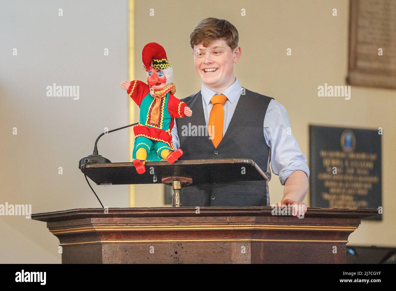 London, UK, 8th May 2022. Professor Joe, a young puppeteer with his ...