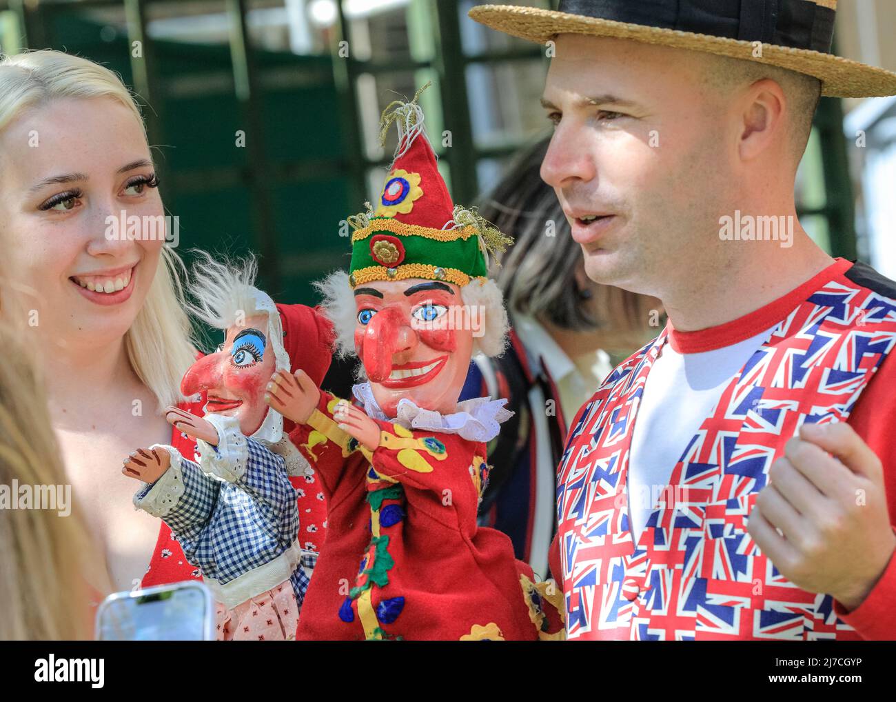 London, UK, 8th May 2022. Puppeteer Ben Bamboozle and friend with his ...