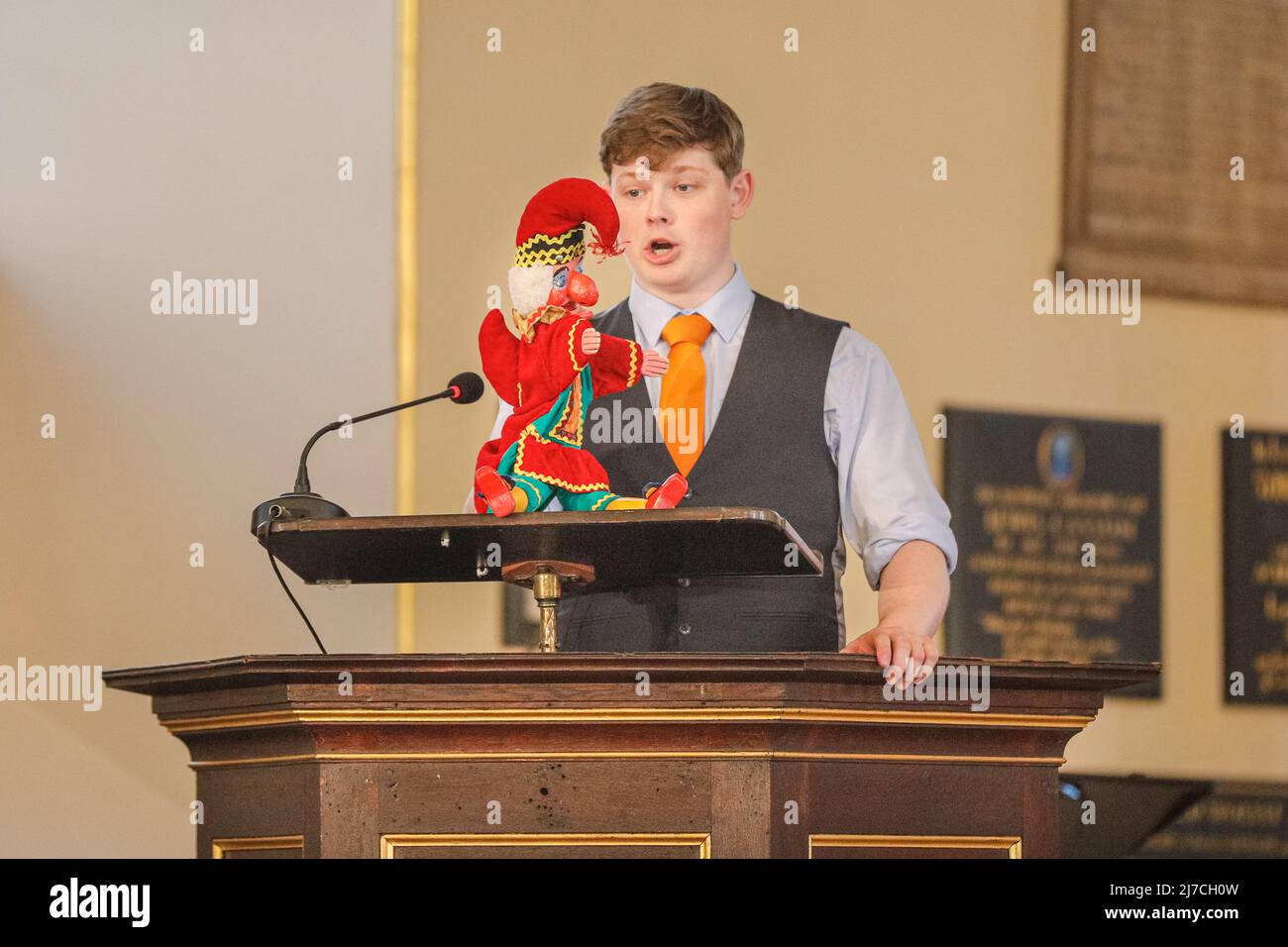 London, UK, 8th May 2022. Professor Joe, a young puppeteer with his ...