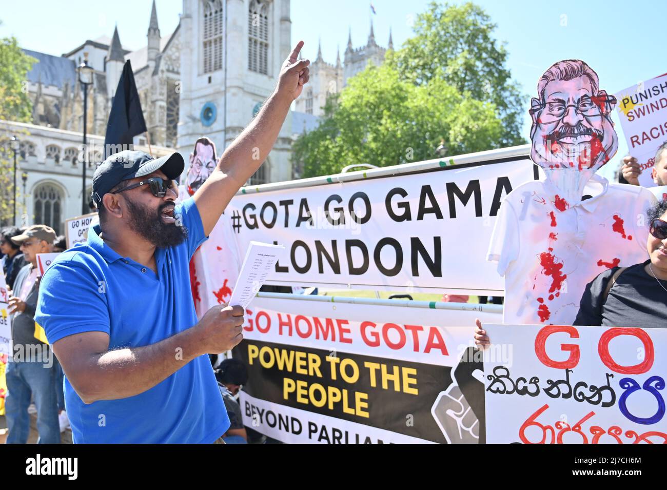 A couple of hundreds Sri Lankan couninues protest Go Home Gota ...