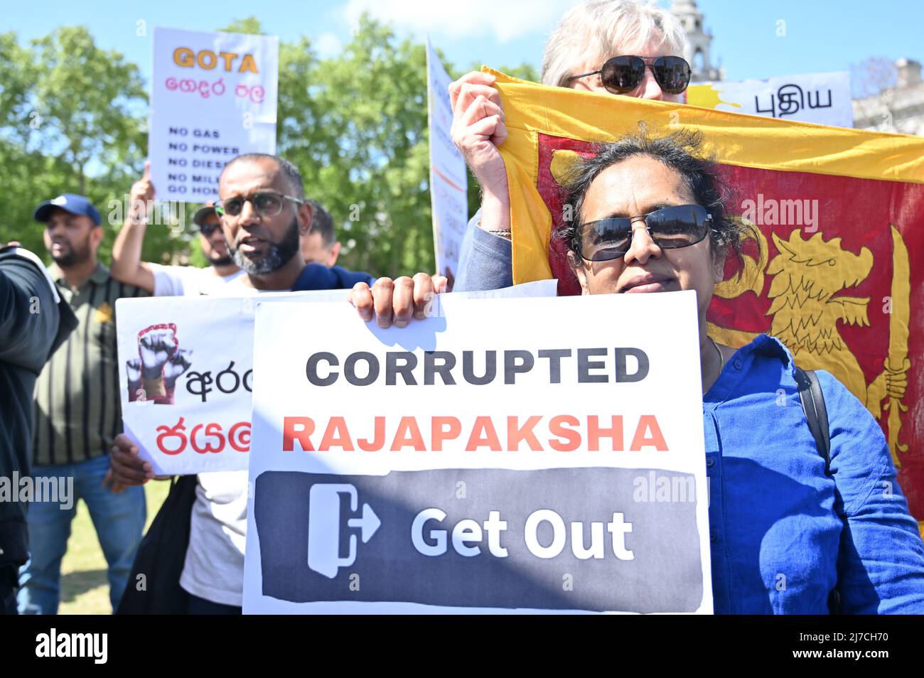 A couple of hundreds Sri Lankan couninues protest Go Home Gota ...