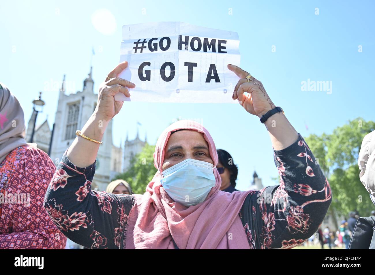 A couple of hundreds Sri Lankan couninues protest Go Home Gota ...