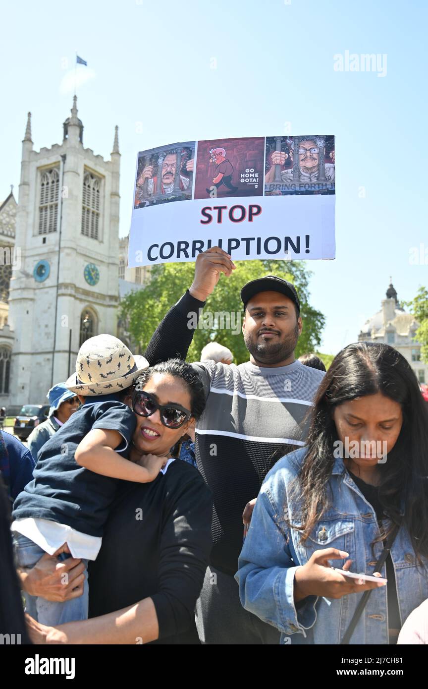 A couple of hundreds Sri Lankan couninues protest Go Home Gota ...