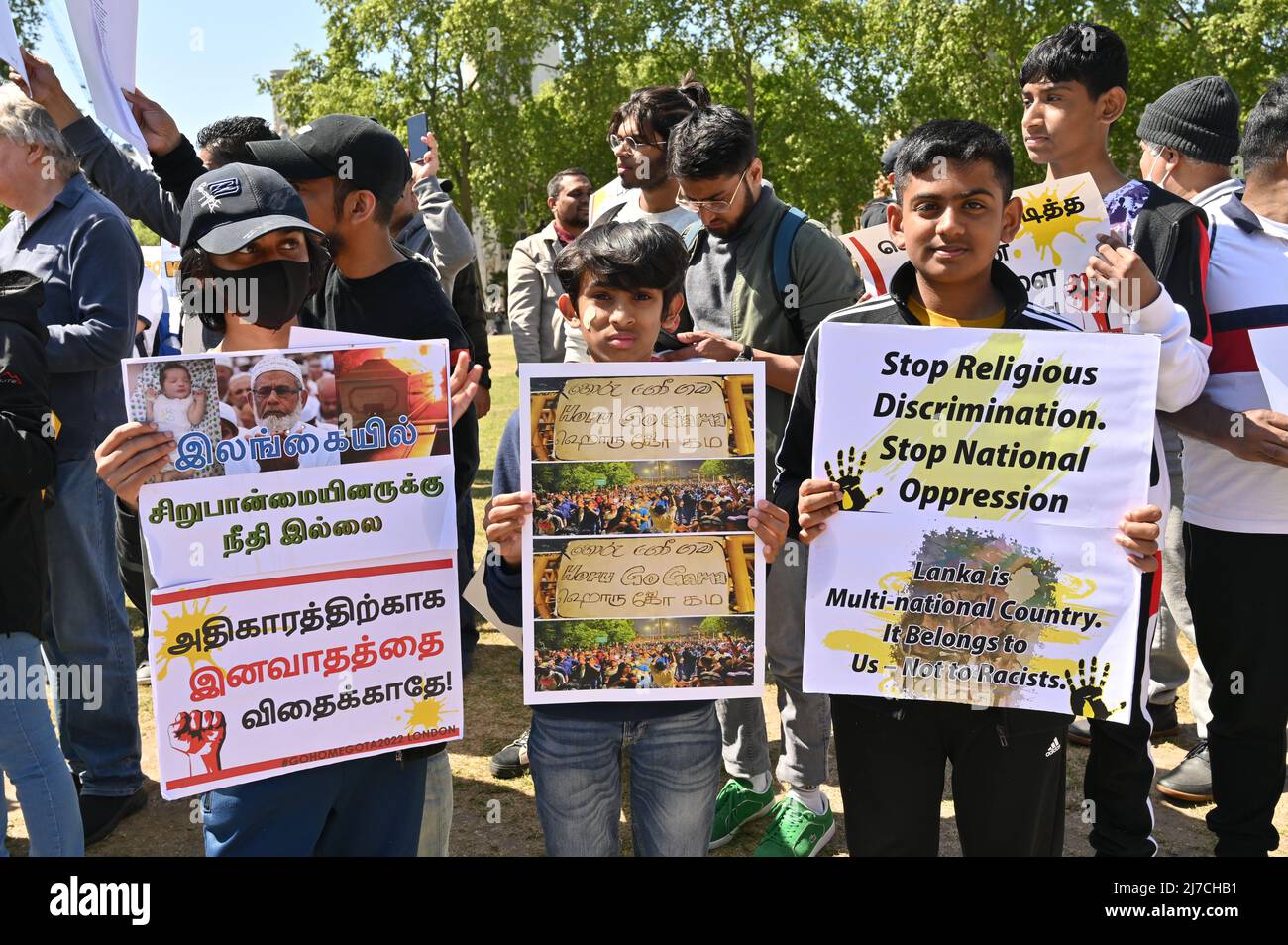 A couple of hundreds Sri Lankan couninues protest Go Home Gota ...