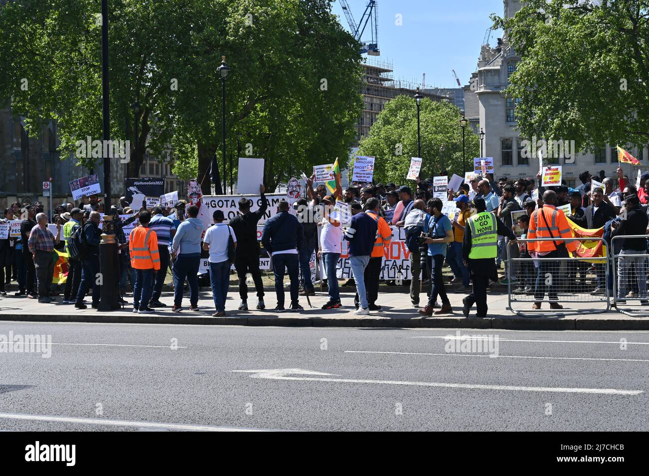 A couple of hundreds Sri Lankan couninues protest Go Home Gota ...
